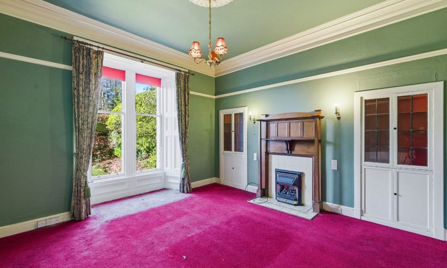 Brought Ferry villa in 'prestigious' location goes for sale at cut price