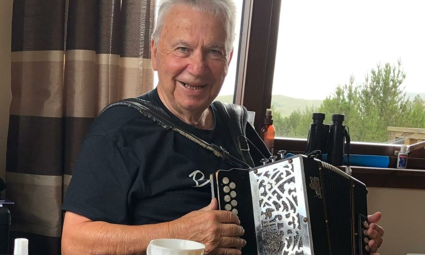 Hundreds turn out for farewell to Ceilidh King Fergie MacDonald