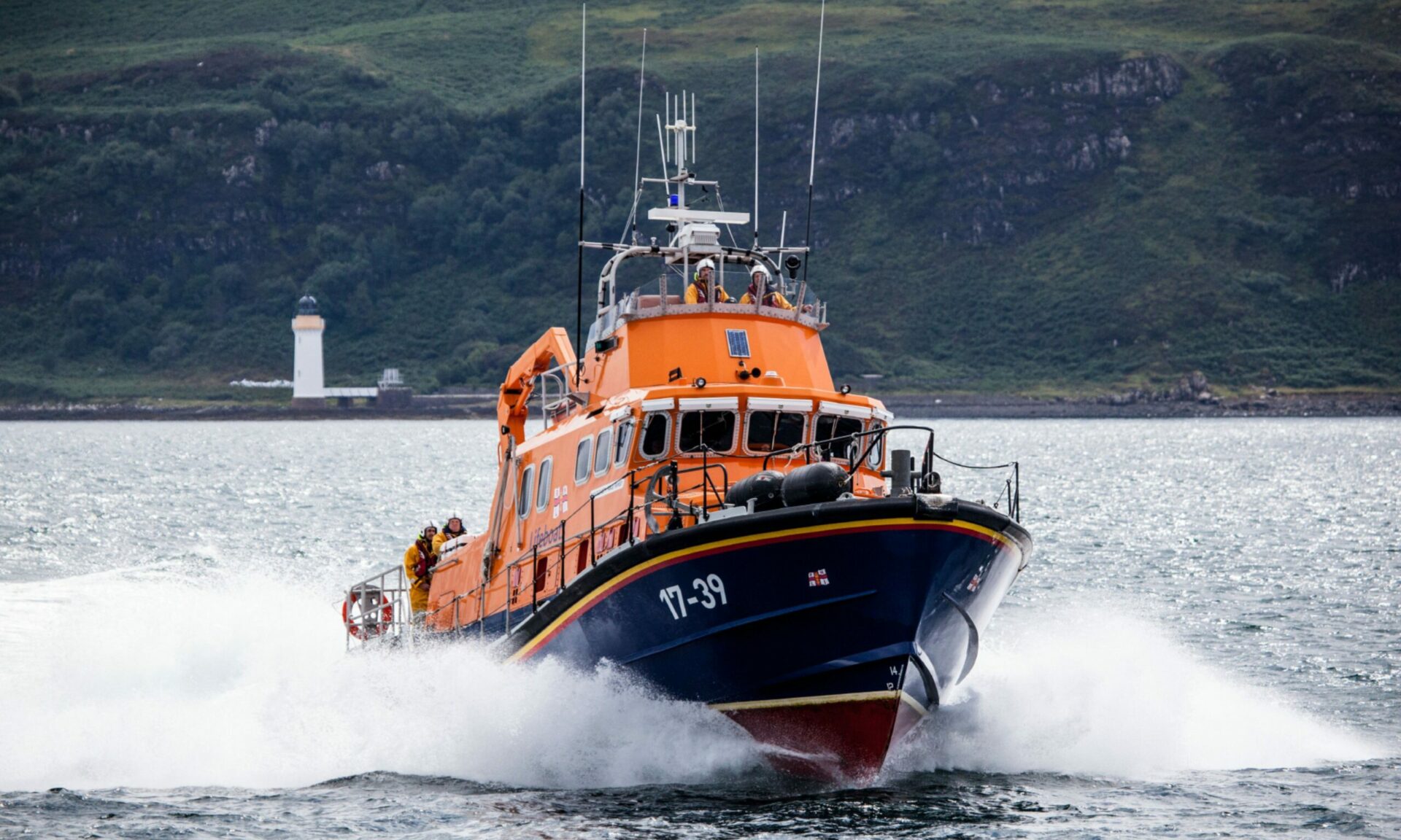 Tobermory lifeboat rescues stranded fishing vessel near Mull