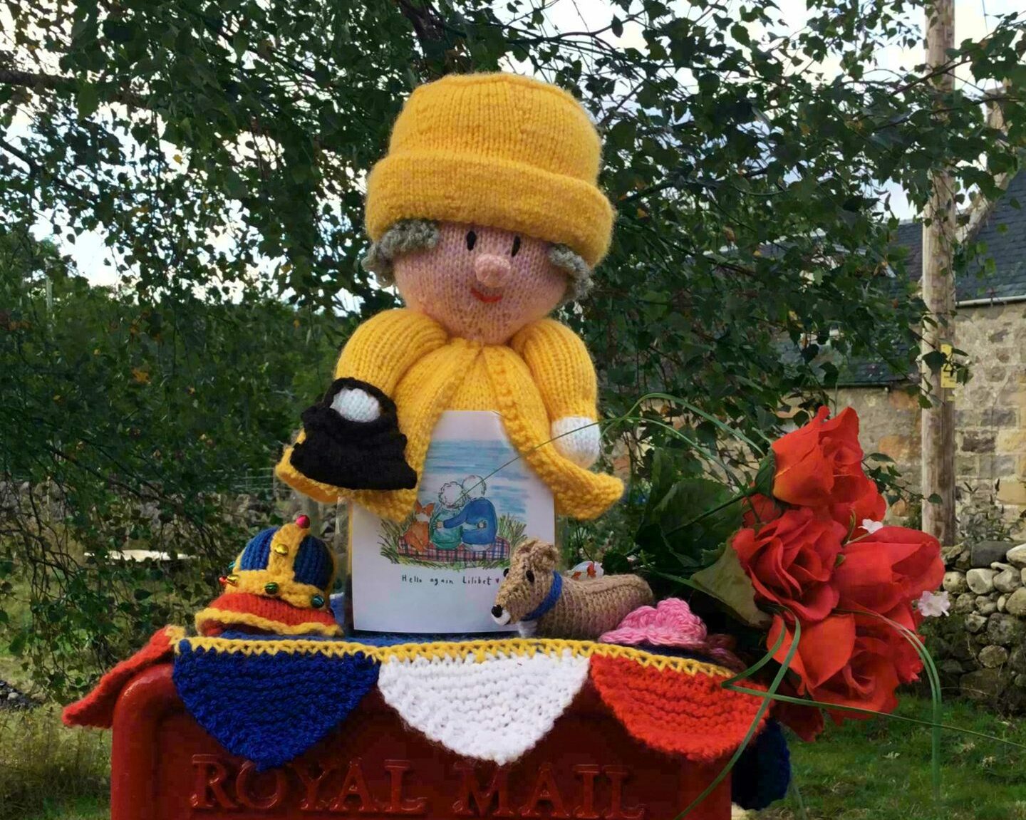 Highland knitter pays touching tribute to the Queen with knitted ...