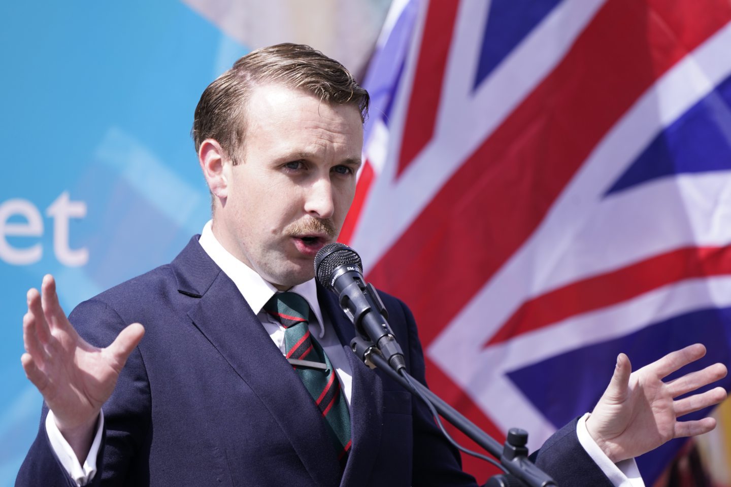 Far right figure set to speak at anti-immigrant rally in Elgin