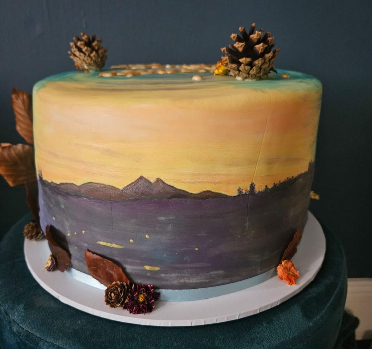 Baker praised for creating cake featuring stunning Oban sunset