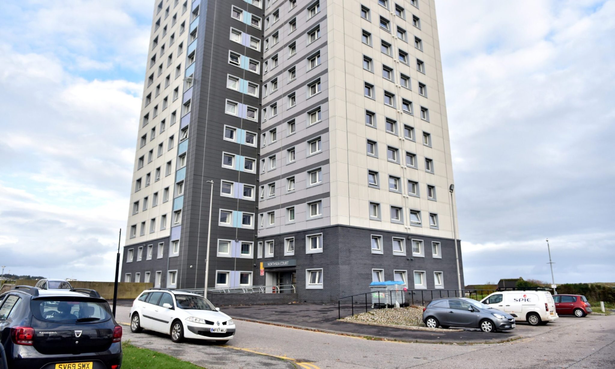 Claw hammer-wielding teen attacked gunman in Aberdeen high-rise