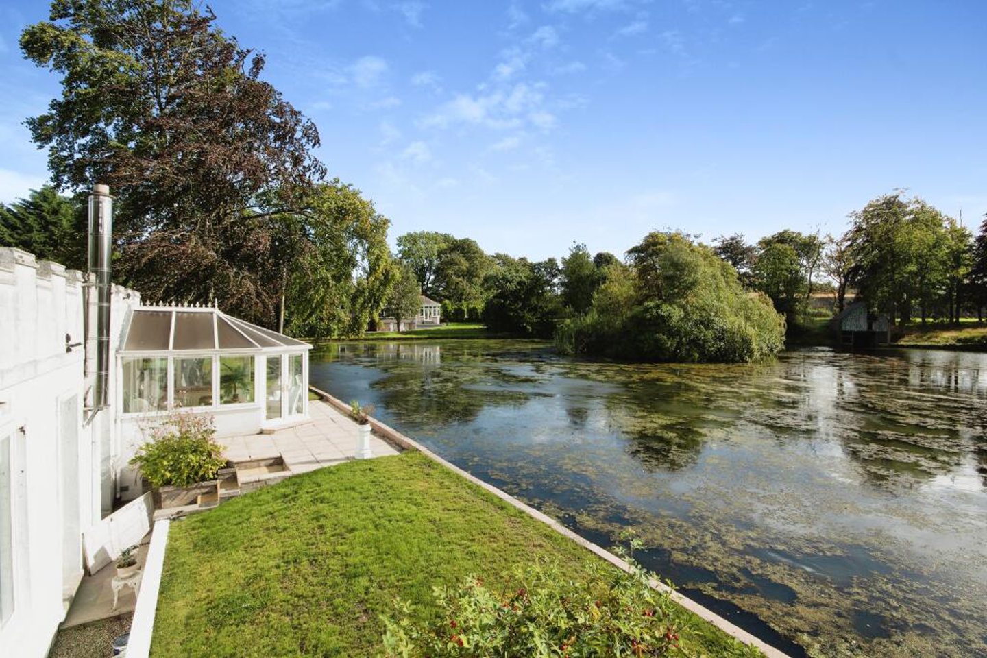 Inside £500k Udny bungalow with 'breathtaking' lakeside views