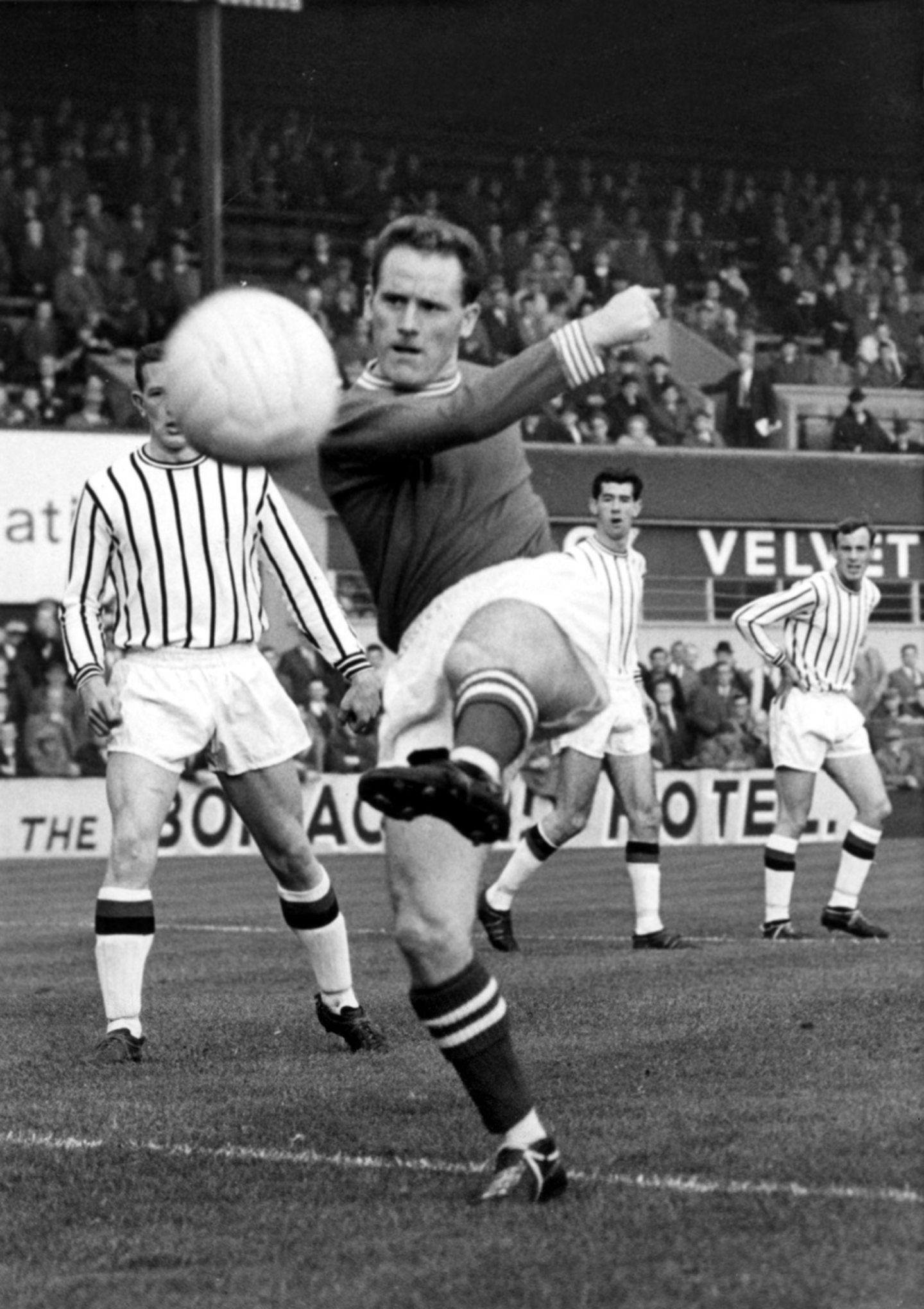 Aberdeen fans pay tribute to former captain Harry Melrose