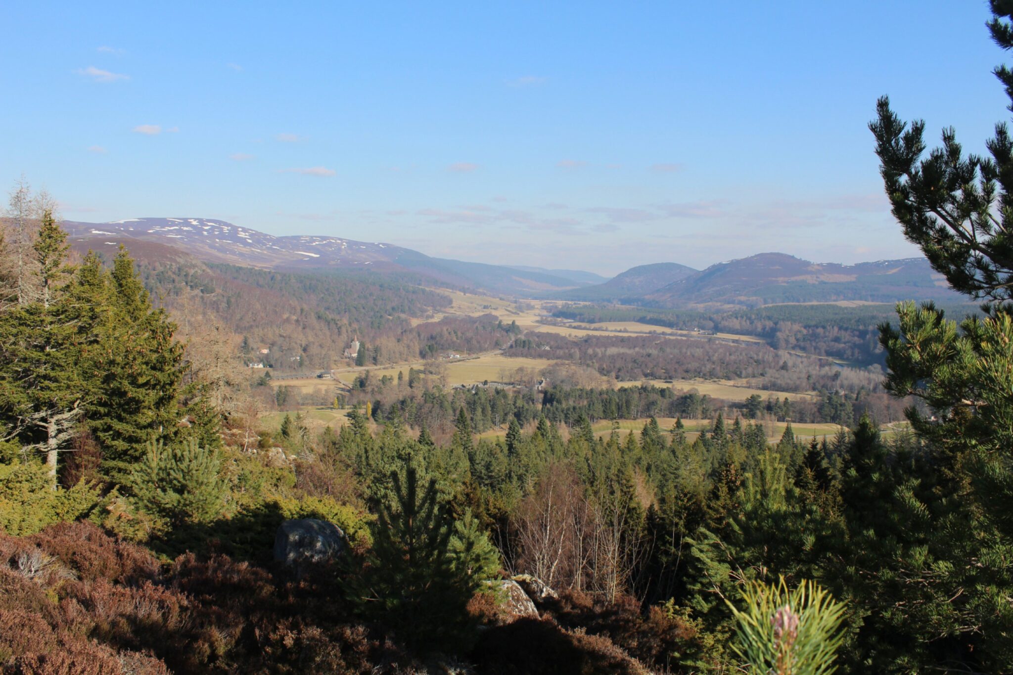 Moves to ban tourists from parking on narrow road near Balmoral