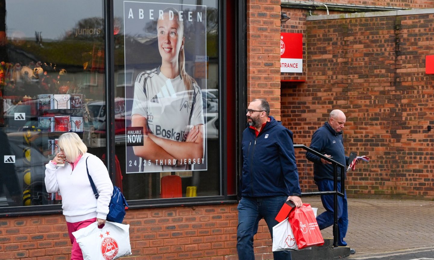 Aberdeen FC fans queue from 7.30am for new Adidas collection