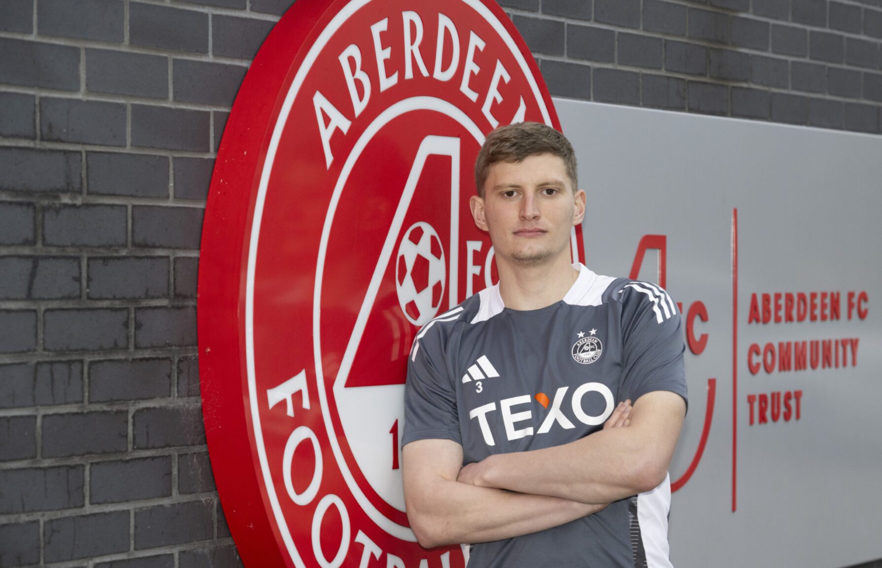 Aberdeen defender Jack MacKenzie to join Plymouth