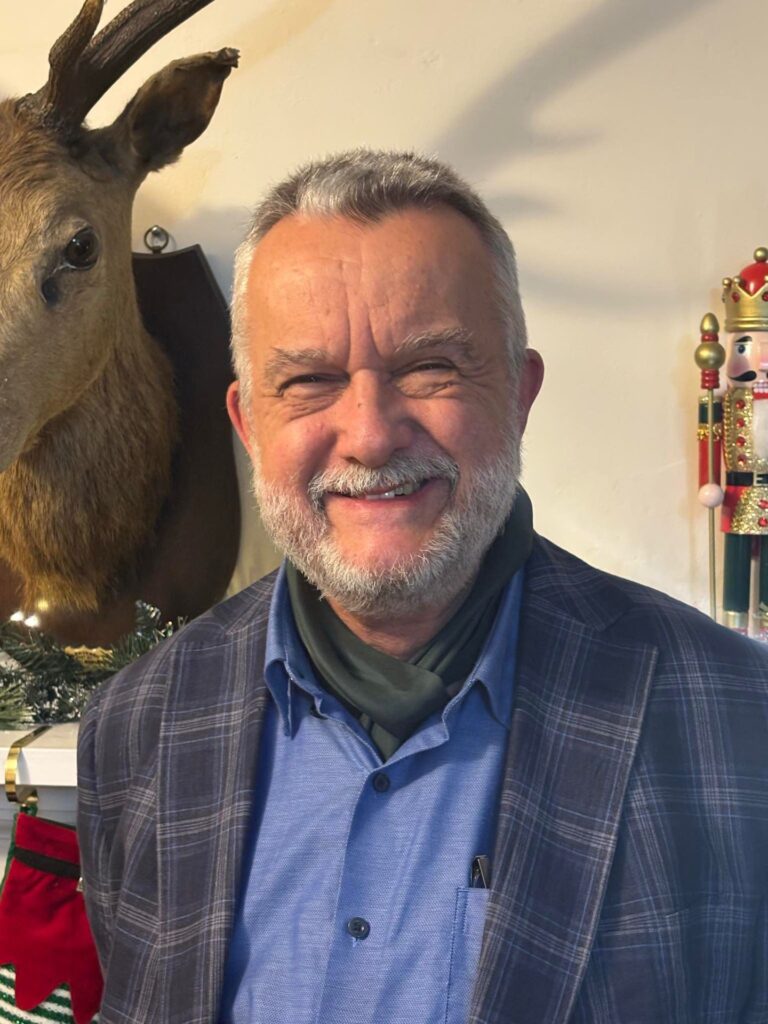 Who is hiding mini Jesus figurines around Banff?