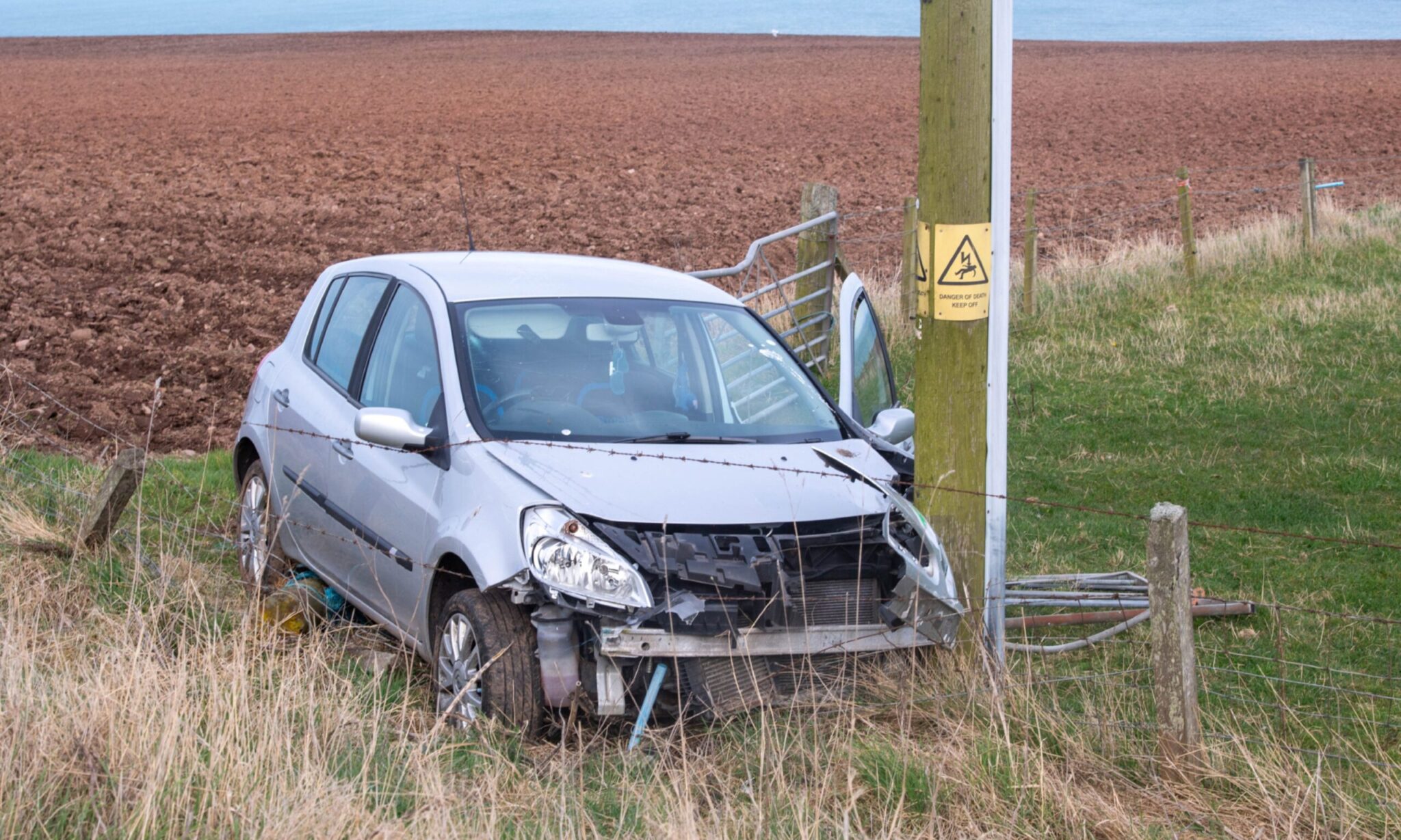 Car crashes into telephone pole on A92 near Stonehaven