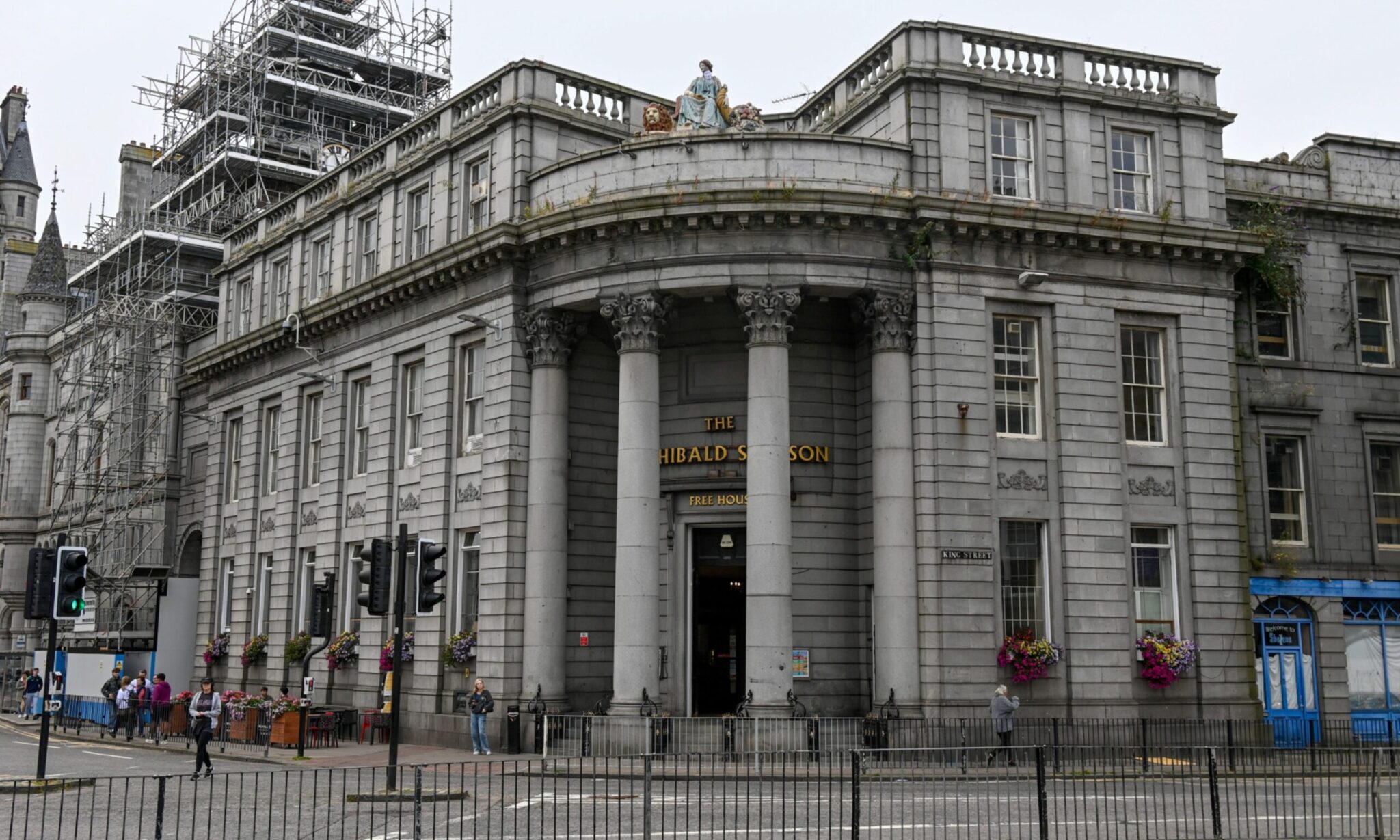 Which Wetherspoon pubs are open on Christmas Day?