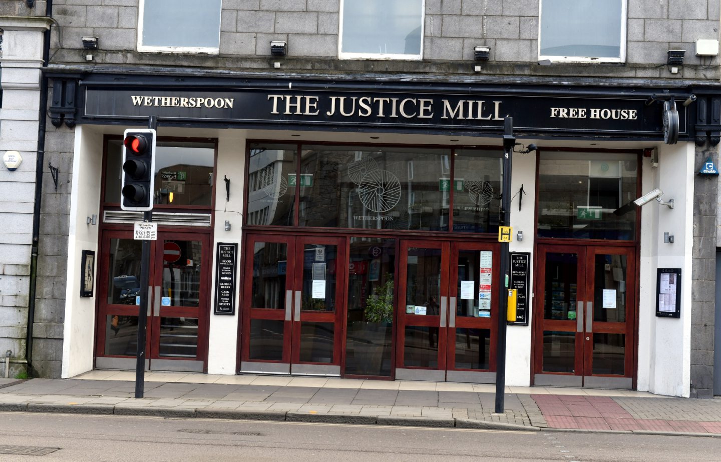 Which Wetherspoon pubs are open on Christmas Day?