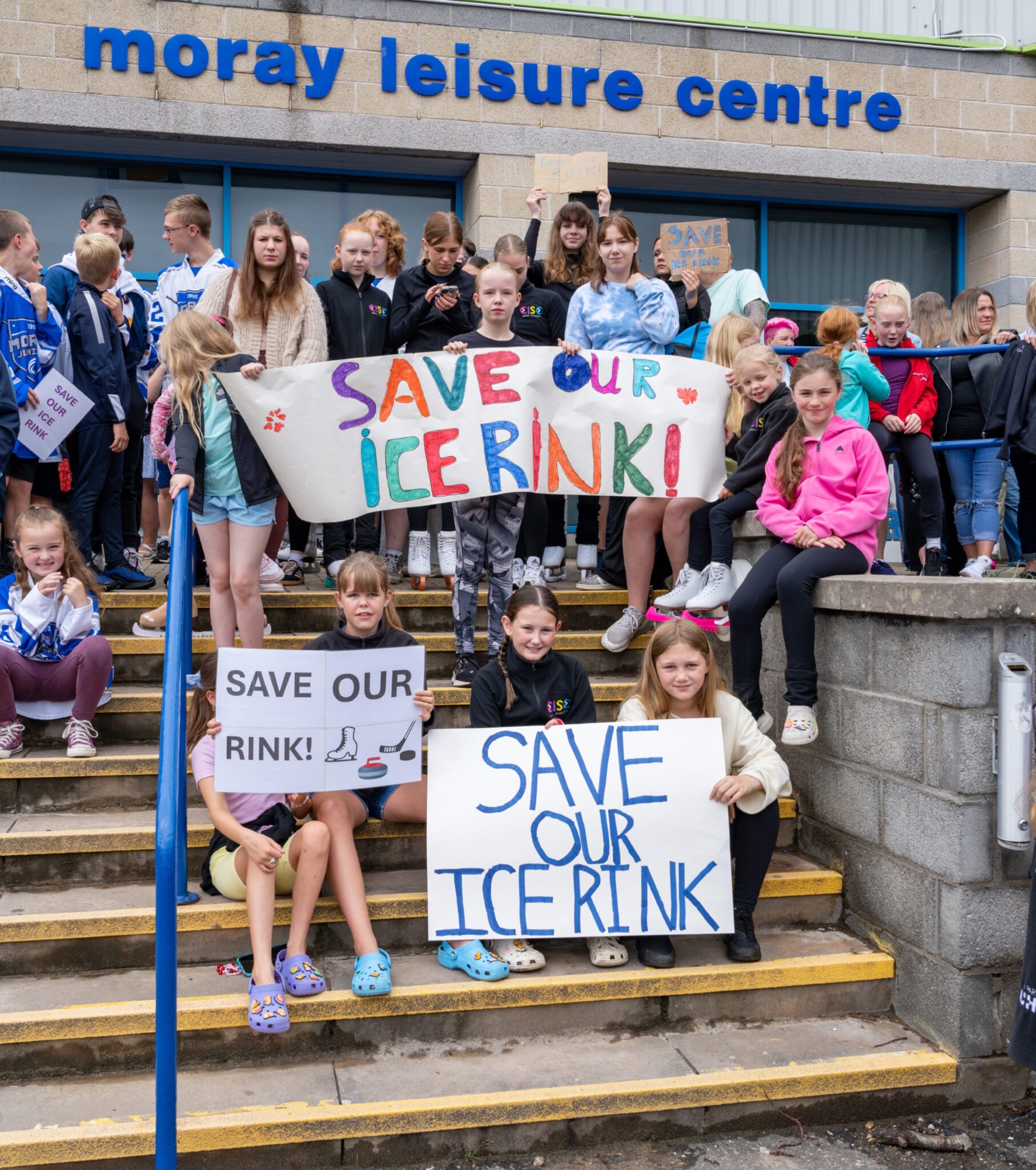 Hundreds gather to protest against closure of Elgin Ice Rink