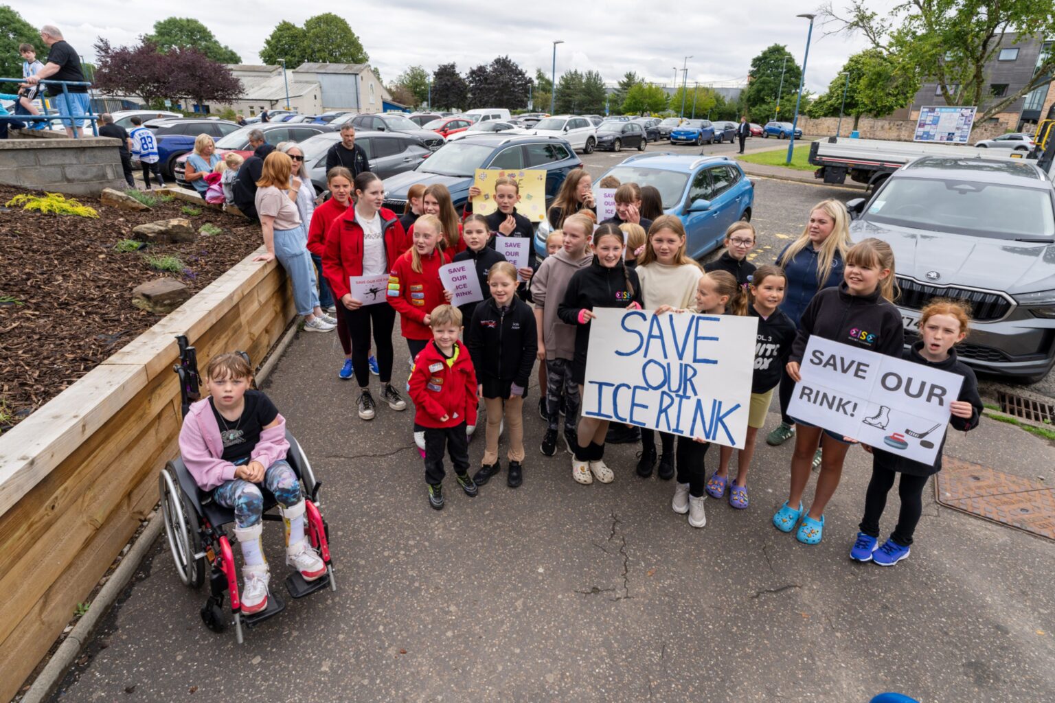 Hundreds gather to protest against closure of Elgin Ice Rink