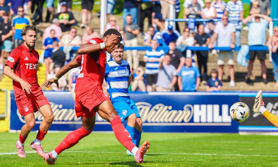 Aberdeen fans urged to stop Kusini Yengi flak, by striker's brother