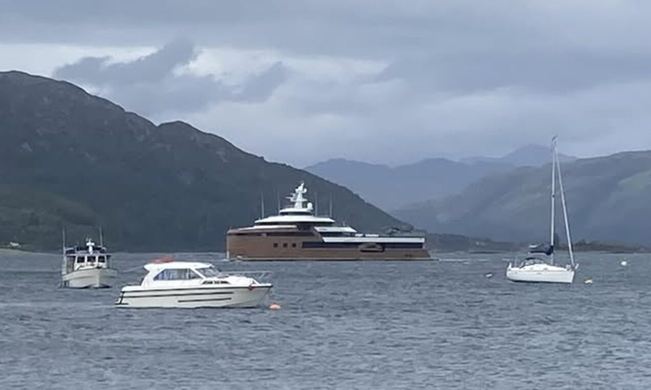 La Datcha superyacht spotted on West Coast adventure