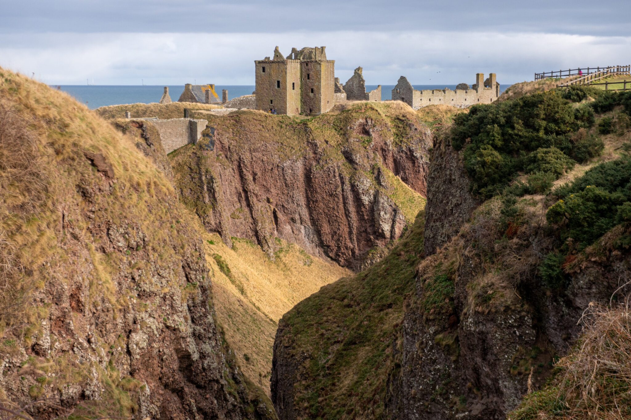 Stonehaven coastal walk to Dunnottar Castle: breathtaking scenery