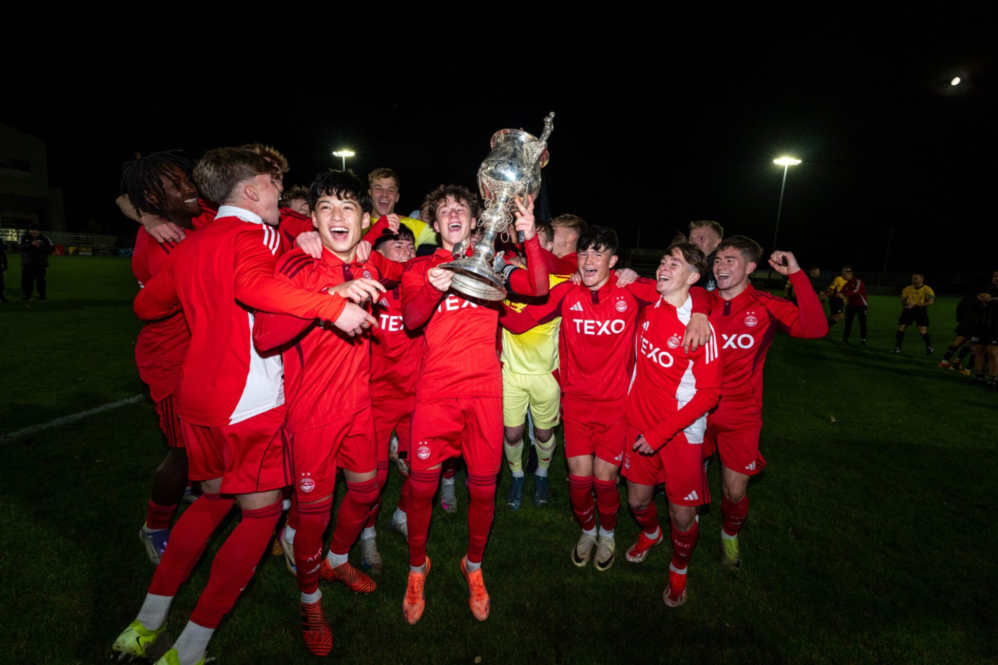 Aberdeen starlet Dylan Lobban signs new Dons contract