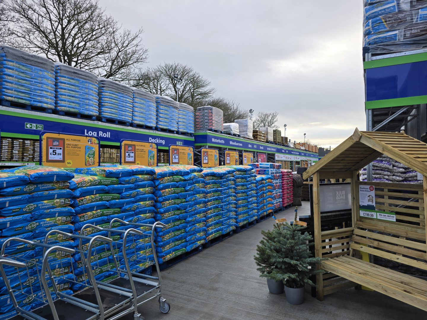 B&M Lang Stracht Aberdeen opens to positive reviews from locals