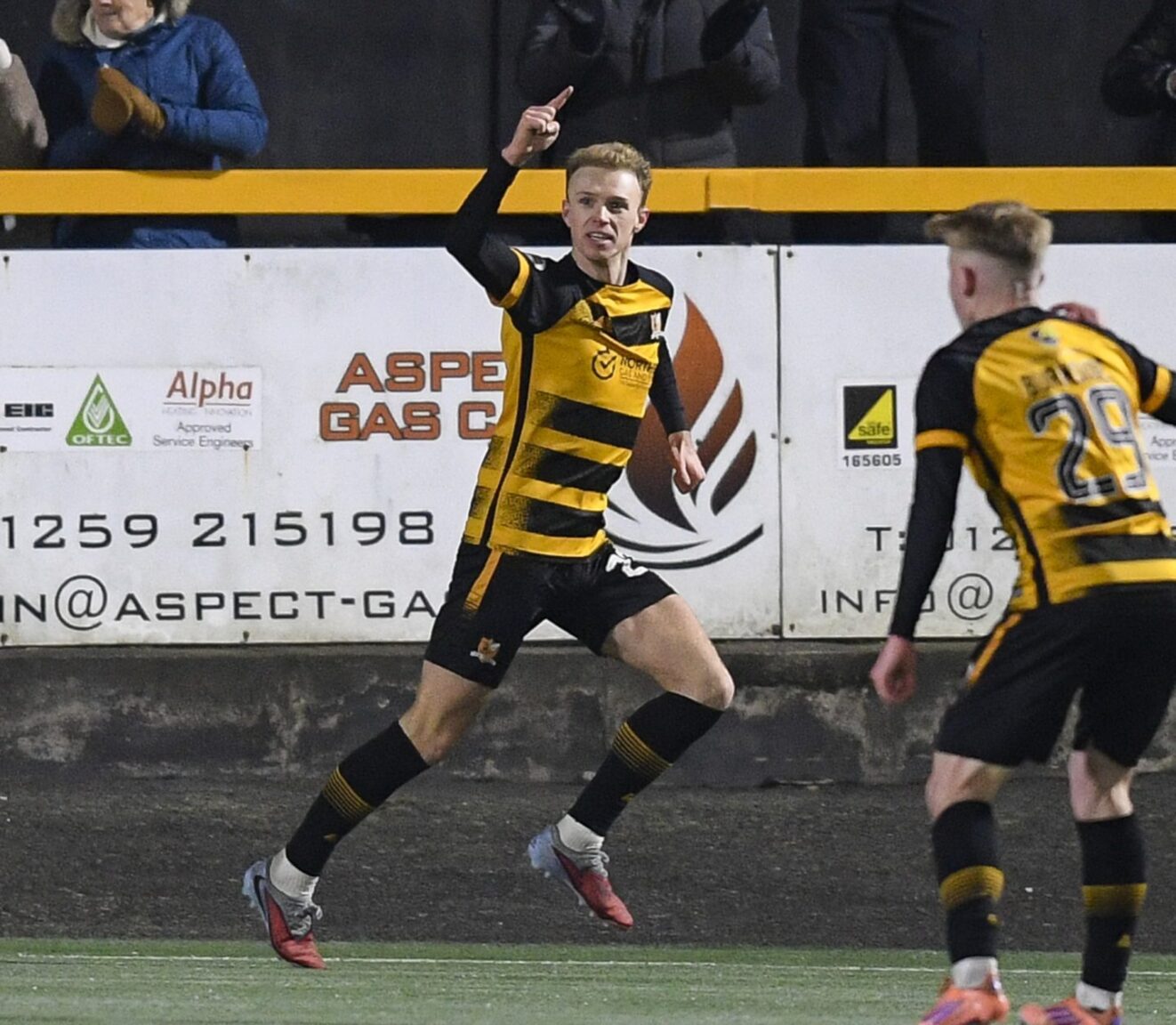 Alloa Athletic 1-1 Caley Thistle: League One leaders held by Wasps