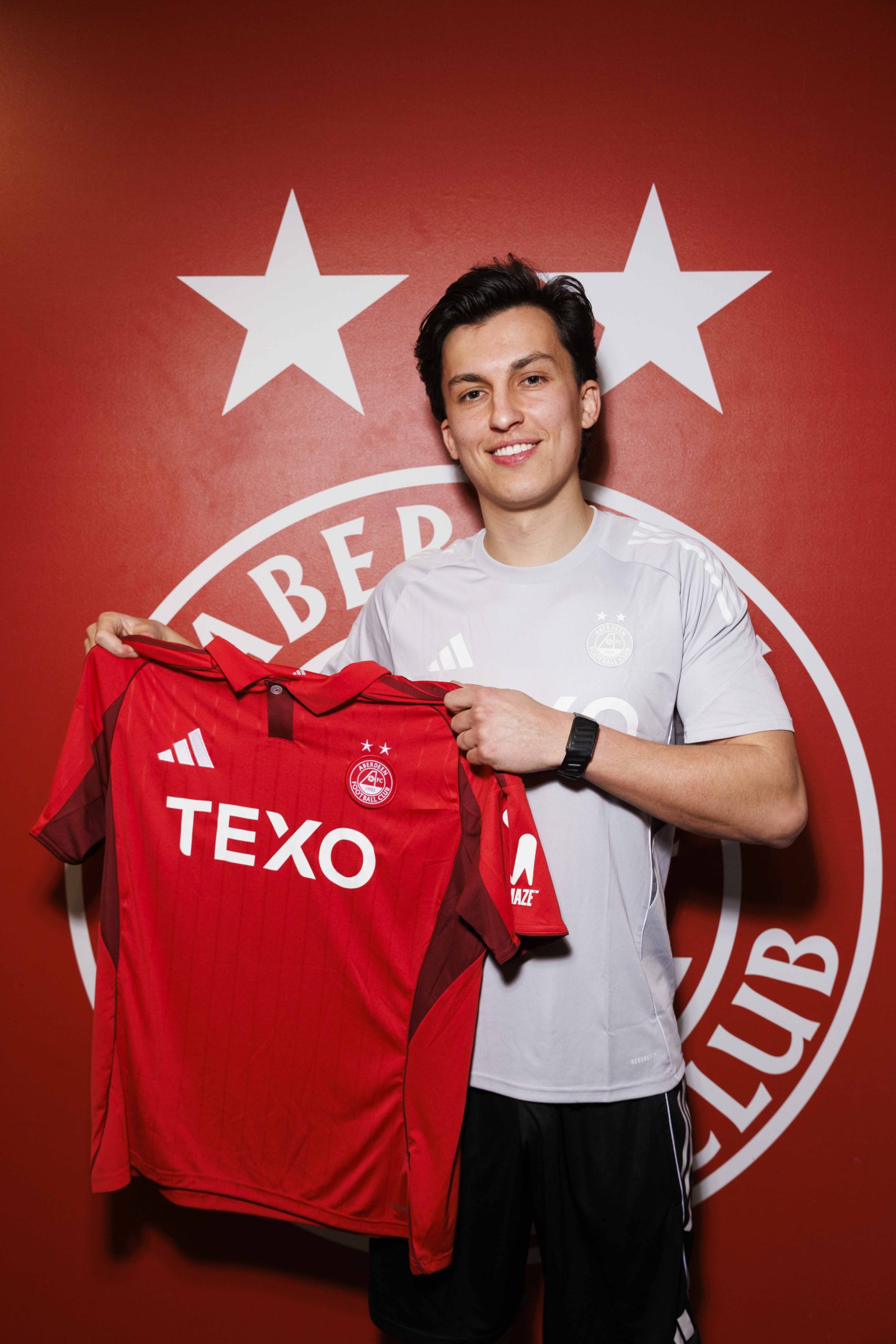 Aberdeen strengthen defence with new signing Tom McIntyre
