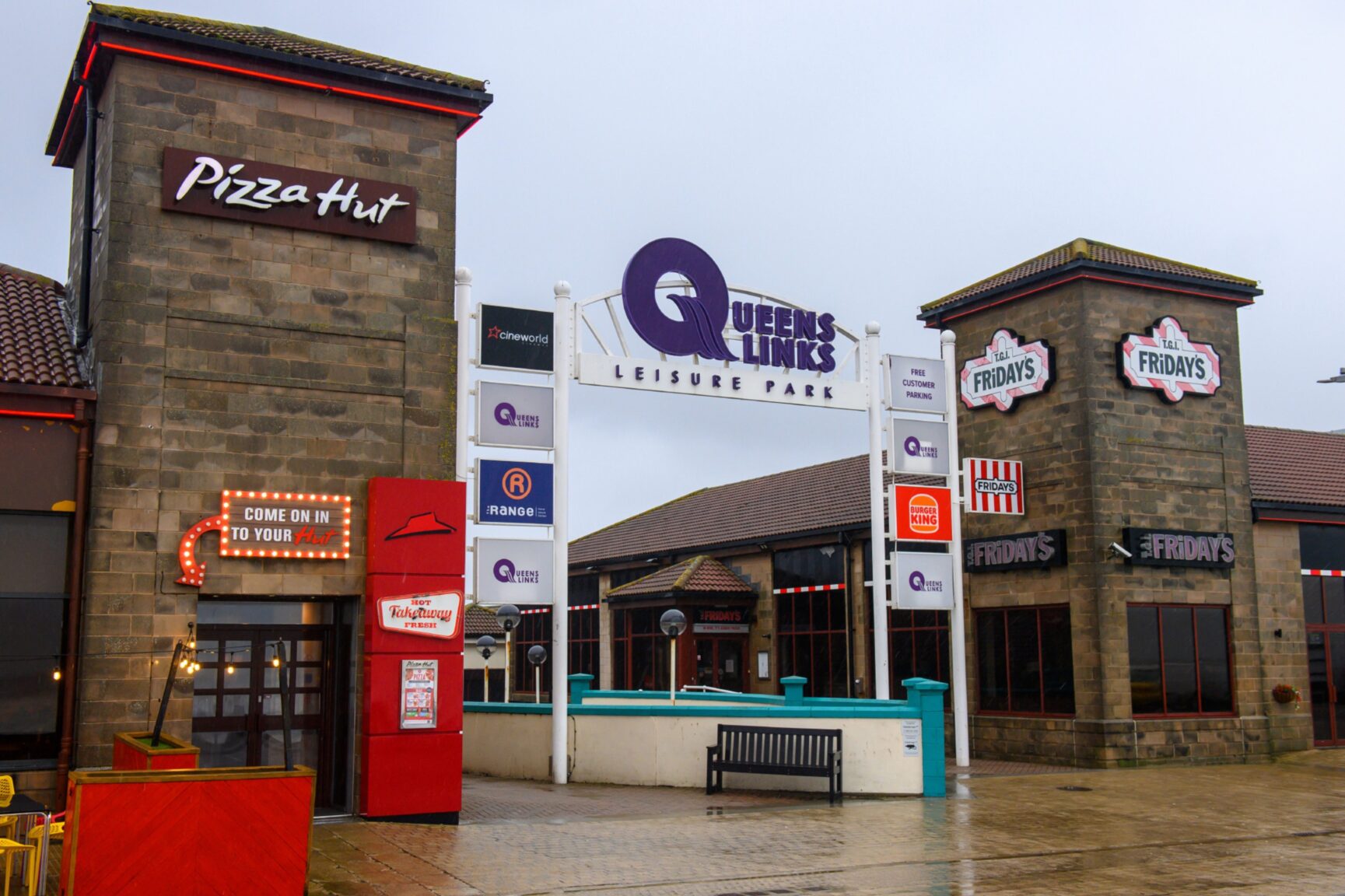 Who owns the Queens Links Leisure Park at Aberdeen beach?