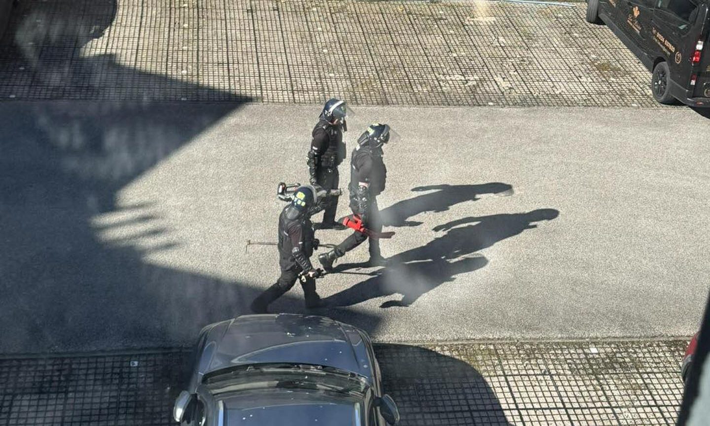Police raid block of flats in Cults
