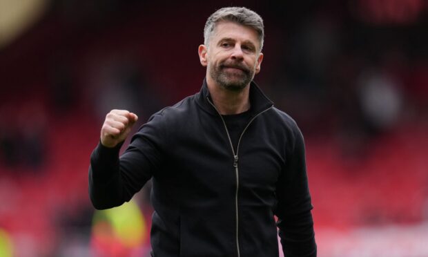 Aberdeen boss Stephen Robinson makes first summer signing