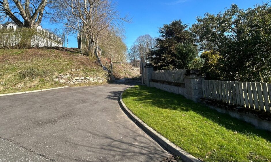 Craigden fence dispute: Holyrood orders removal in Aberdeen