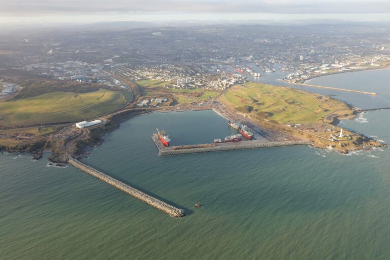 Aberdeen welcomes oil rig in shot in the arm for UK drilling