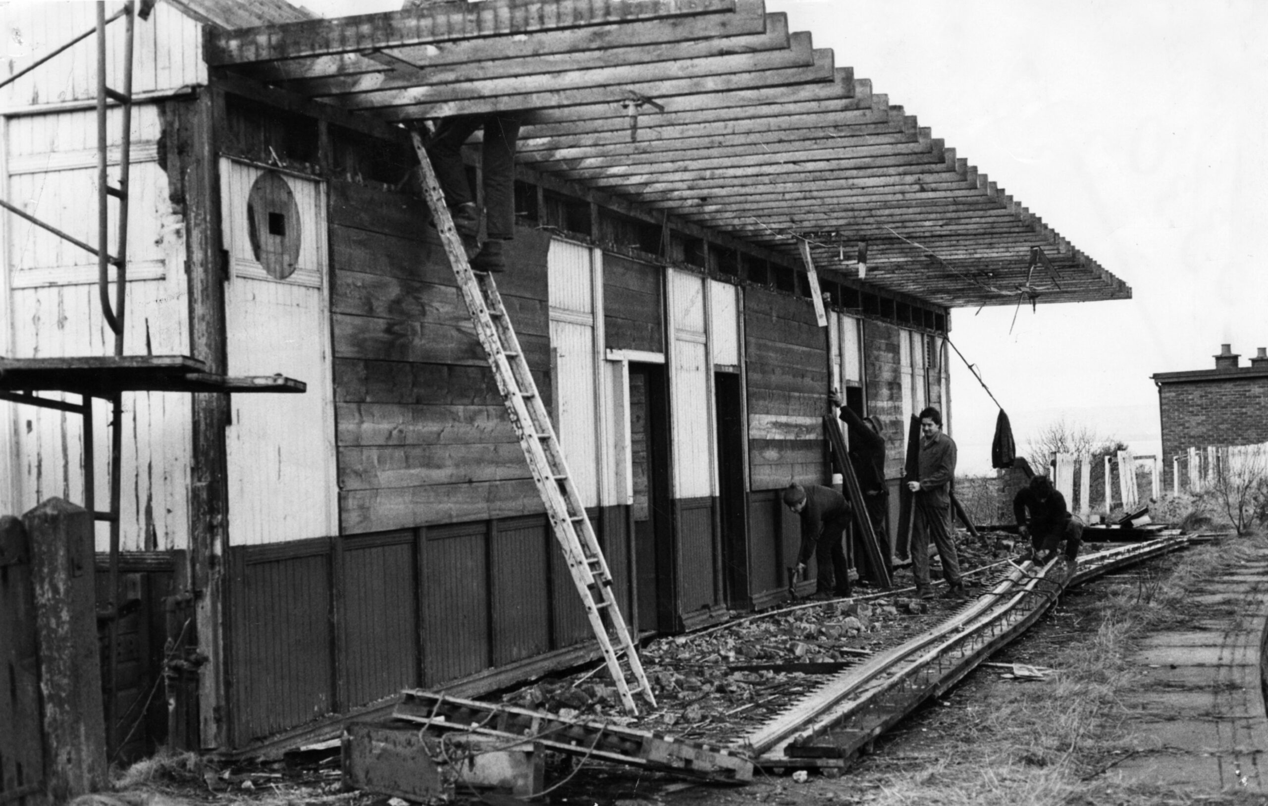 Return to old railway stations of Dundee and Fife in picture special
