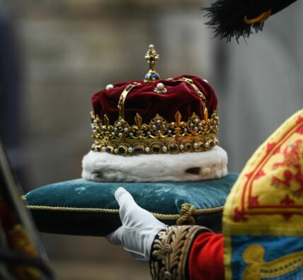 The Crown of Scotland With Queen For The Final Time - The Scots Magazine